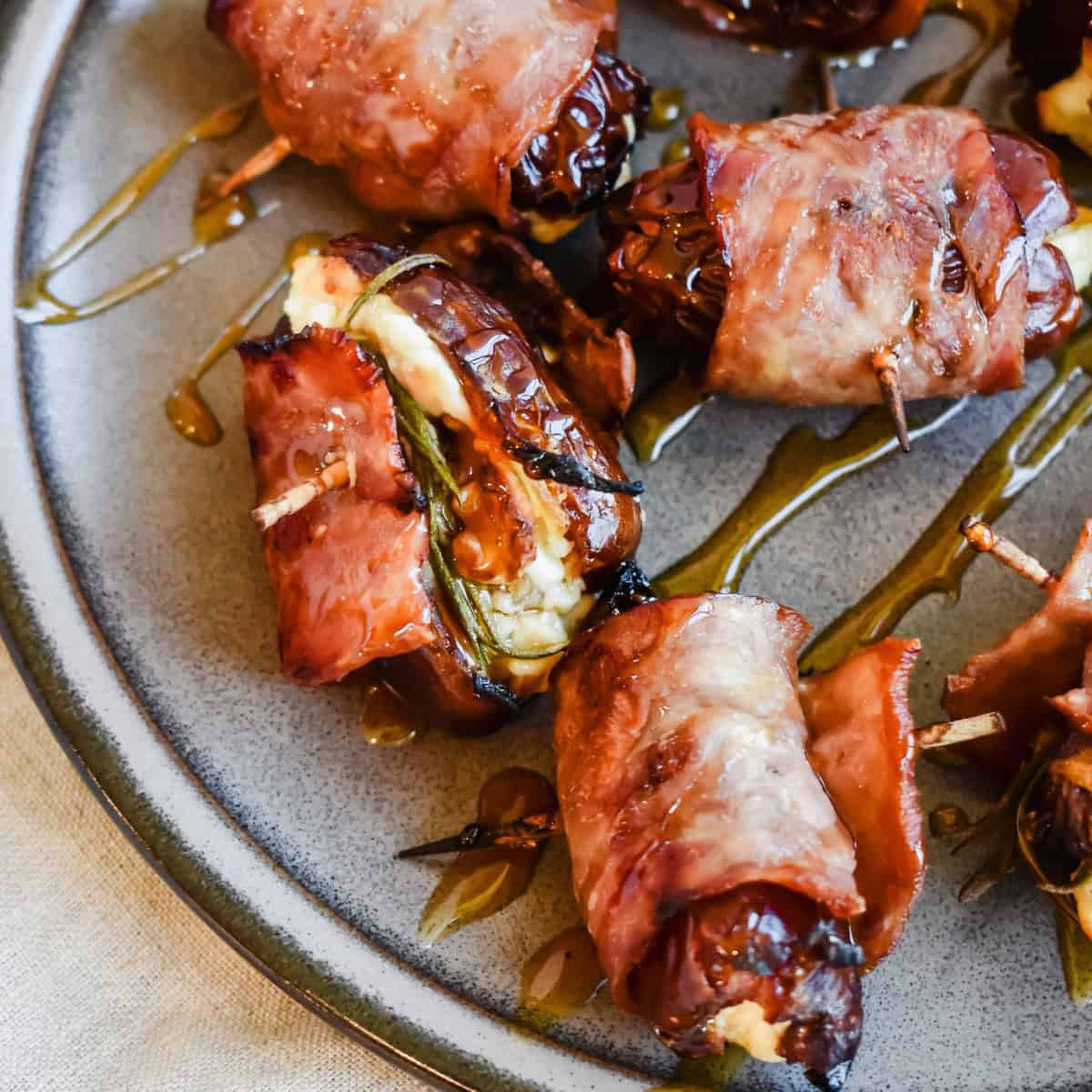 Easy Turkey Bacon Wrapped Dates (6 ingredient appetizer) - Easy Eats ...